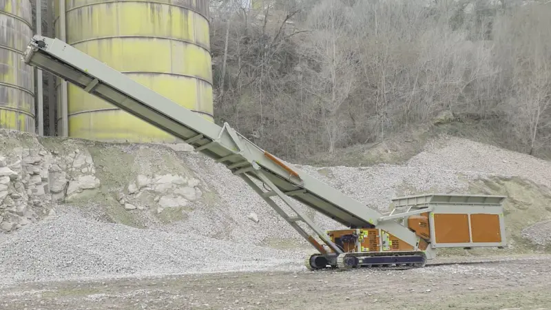 Mobile Hopper Feeder With Conveyor Belt - SKE Industries