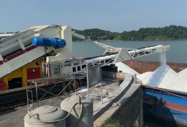 Truck Unloader | Tracked Bulk Reception Feeder | SKE Industries