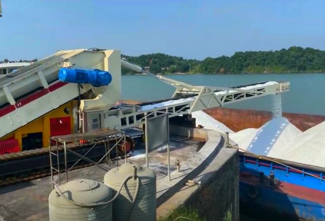 Barge / Ship Loading Direct From Trucks | SKE Industries